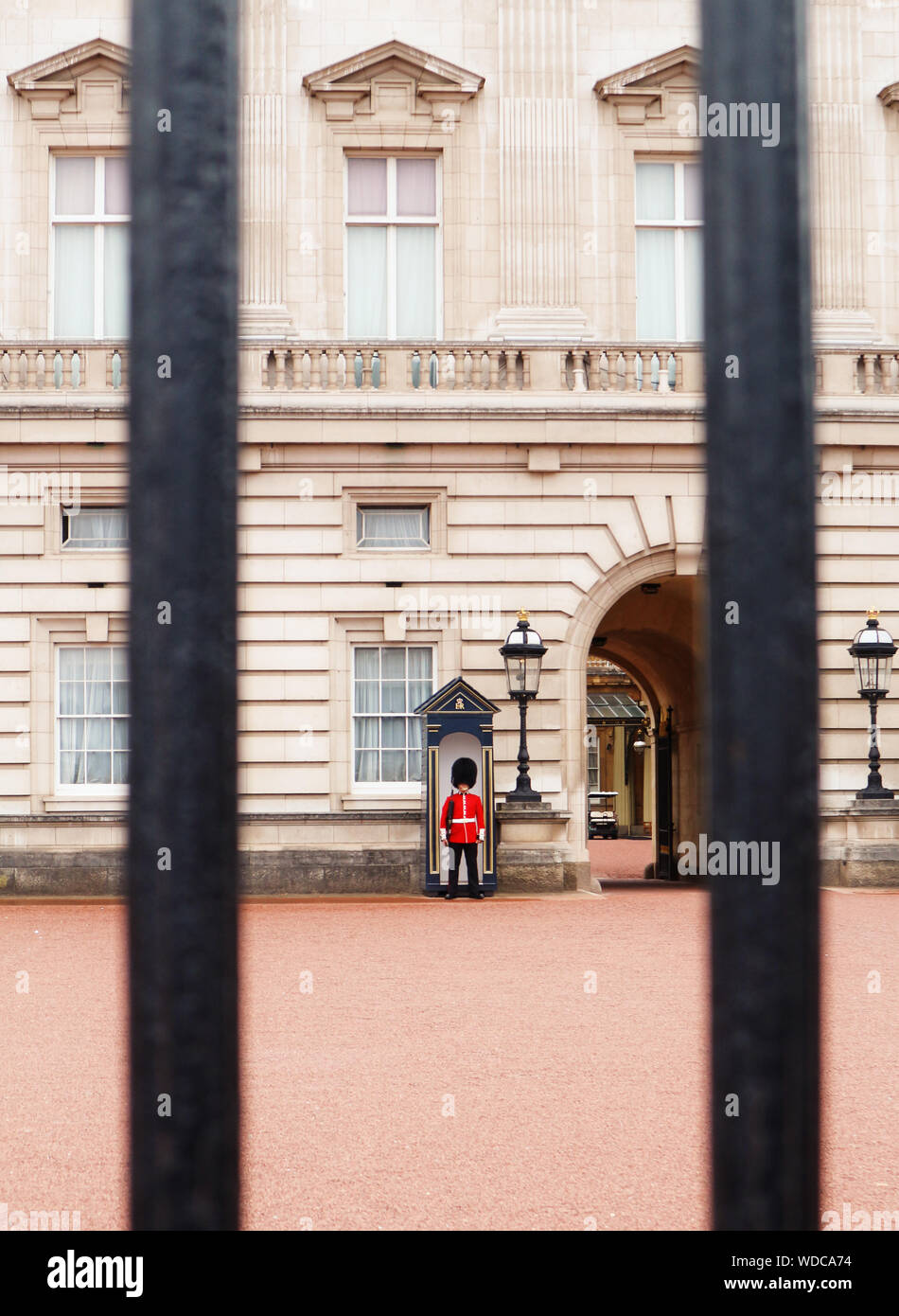 Queens guard buckingham palace hi-res stock photography and images - Alamy
